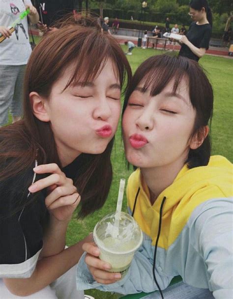 喬欣探班楊紫，李現強行合影太可愛，網友：你們怎麼可以這樣 每日頭條