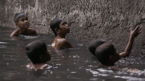 Mga Batang Naninisid Ng Barya Sa Ilog Tampok Sa Front Row Gma News