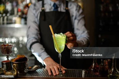 녹색 칵테일과 얼음 조각이 있는 유리가 바 카운터에 있습니다 검은색에 대한 스톡 사진 및 기타 이미지 검은색 근거리 초점 나이트클럽 Istock