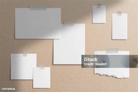빈 사진 카드 찢어진 종이 그래픽 디자이너 프리젠 테이션 포트폴리오 등을위한 템플릿으로 커피 색상 배경에 접착 테이프로 붙어있는 정사각형 프레임이있는 무드 보드 템플릿 구성