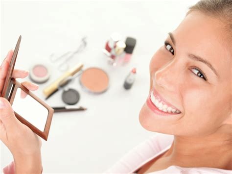 Menurut Dermatolog Ini 5 Kandungan Makeup Yang Perlu Dihindari Pemilik