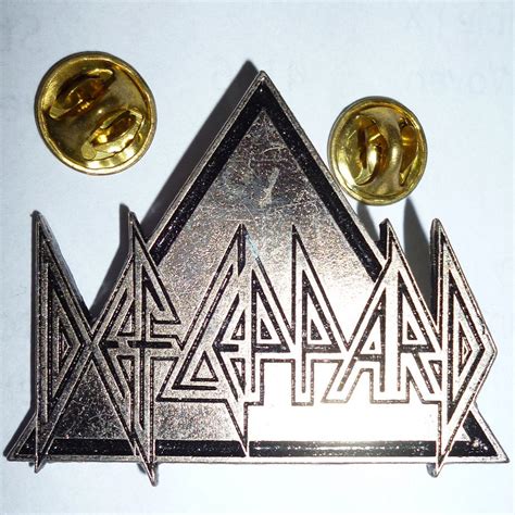 Def Leppard Pin Badge Triangle Logo Goddess Nl