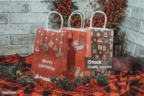 새해와 메리 크리스마스를위한 선물의 다양한 곰 비누 과자 과자 크리스마스 상자 산타 클로스와 스노우 메이든 성인과 휴일에 어린이를위한 알코올 과 선물 분위기 추수 감사절