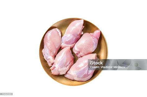 향신료를 곁들인 무료 범위 생 뼈와 껍질이 없는 닭 다리 허벅지 필레 흰색 배경에 고립되어 있습니다 0명에 대한 스톡 사진 및