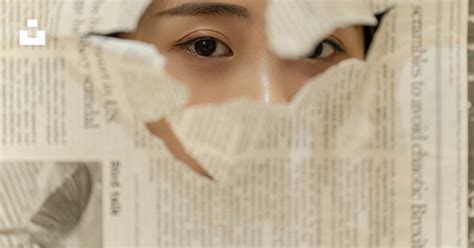신문의 구멍을 통해 들여다보는 여자 사진 Unsplash의 무료 여자 이미지