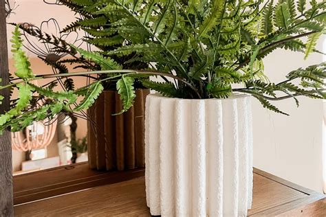 A Pool Noodle Becomes A Trendy Vase Make Pretty Vases With 4