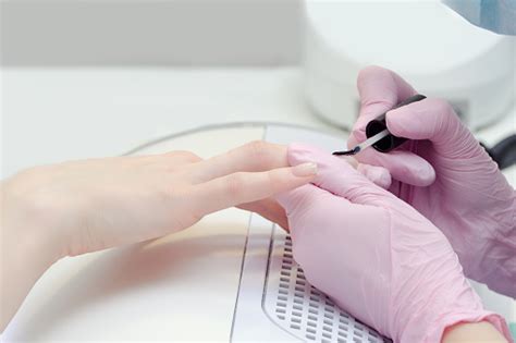 여자 장갑 페인트 클라이언트에 매니큐어 살롱에서 손톱 건강관리와 의술에 대한 스톡 사진 및 기타 이미지 건강관리와 의술 기술 매니큐어 미용술 Istock