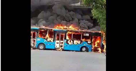 Video Vándalos Incineran Un Bus Del Mio Al Norte De Cali Infobae
