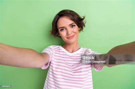 셀카 근접 촬영 사진 젊고 화려 예쁜 귀여운 소녀 홀드 카메라 Videoblog 웃고있는 좋은 기분 인기 절연 녹색 배경에 고립 25 29세에 대한 스톡 사진 및 기타