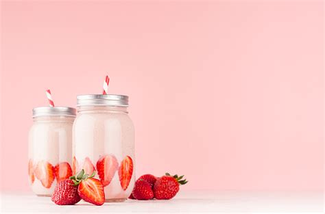 두 딸기 밀크 쉐이크의 세트는 항아리에 잘 익은 베리 줄무늬 빨 대 부드러운 파스텔 분홍색과 흰색 배경에 모자 복사 공간 가벼운에 대한 스톡 사진 및 기타 이미지 Istock
