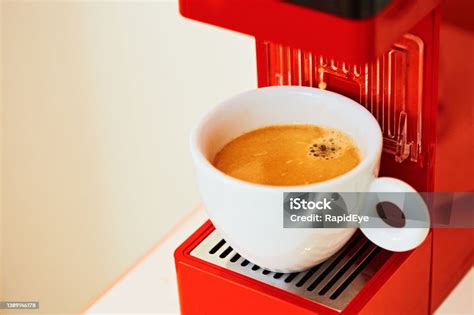 밝은 빨간 에스프레소 머신에서 하얀 도자기 컵에 커피 드립 0명에 대한 스톡 사진 및 기타 이미지 0명 주황색 커피메이커 Istock