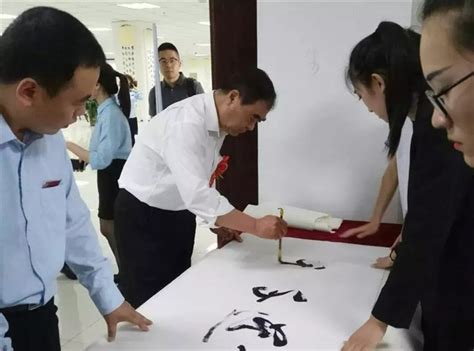 春风催桃李，芬芳馥满园——宋兴航校长引领陪同嘉宾参观指导美术学院书法、设计作品展山西应用科技学院