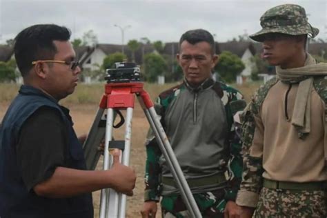Satgas Yonarmed 10 Kostrad Dan Tim BIG Kerja Sama Melakukan Pemasangan