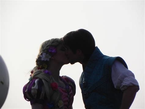 Tangled Flynn Rider And Rapunzel Kissing