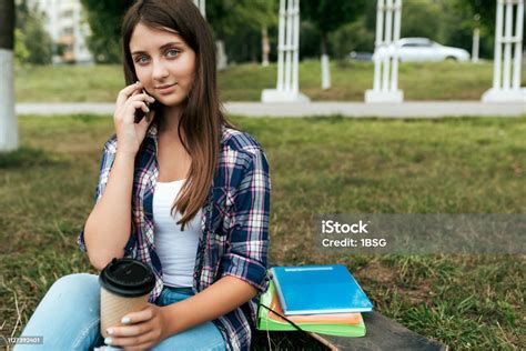 스마트 여자 년 십 대 1112 세 여름에 도시 공원에 앉아 행복 한 미소 인터넷에 대 한 호출입니다 근처에 노트북 문서 스케이트 보드와 커피 또는 차 한 잔 있습니다