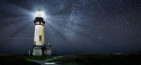 Ночные пейзажи Бена Коффмана Фотография маяка под звездным ночным небом