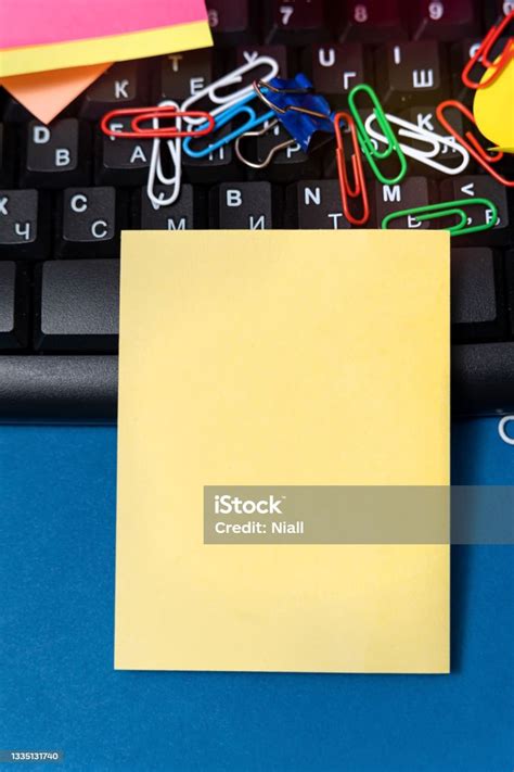 펜 연필 메모장 노트북 스테이플러 스테이플러 클리퍼 종이 클립 홀더 클립 보드 테이블 위에 배치 여러 모듬 컬렉션 사무실 문구