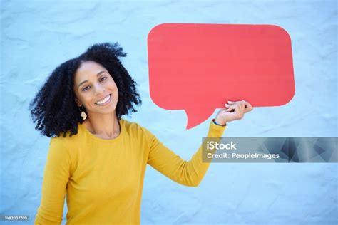 흑인 여성 초상화 말풍선은 광고 모형 파란색 배경에 공간을 위해 스튜디오에 있다 소셜 미디어 소녀 및 광고판 제품 배치 및 마케팅을 위한 브랜딩 및 카피 0명에 대한 스톡