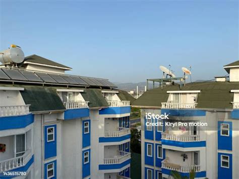 태양 전지판과 지붕에 물 탱크가 있는 따뜻한 열대 지방의 건물 지붕 전망 에너지 효율적인 친환경 기술 0명에 대한 스톡 사진 및