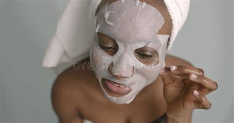 Garota Negra Fazendo Massagem Facial Com Um Rolo Filme Vídeo De Olhos