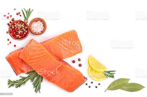 레몬과 로즈마리와 함께 붉은 물고기 연어의 필렛 텍스트에 대 한 복사 공간으로 흰색 배경에 고립 평면도 플랫 레이 0명에 대한