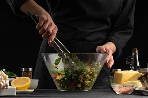 큰 투명 접시에 혼합 샐러드를 요리 재료와 검은 배경에 요리 미식 가정 조리법 레시피 책 맛있는 음식 개념 홈 쿠킹 그리스 또는 이탈리아 샐러드 건강한 식생활에 대한 스톡