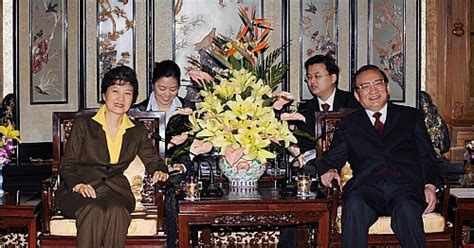 환하게 웃는 박근혜 특사단장과 탕자쉬엔 중국 국무위원