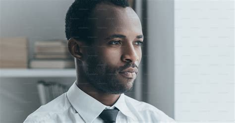 잘생긴 젊은 아프리카 남자가 팔짱을 끼고 창의적인 사무실에 서 있는 동안 어딘가를 바라보고 있다 사진 Unsplash의 넥타이 이미지