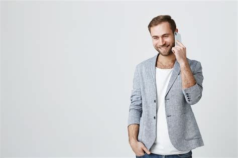 Beau Jeune Homme D affaires Parlant Au Téléphone Mobile Photo Gratuite