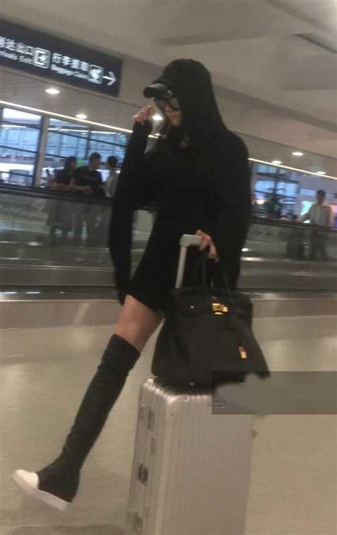 拳王的女人！冉瑩穎機場秀逆天長腿霸氣側漏 長袖善舞蜂腰火辣 每日頭條