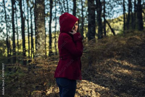 Retrato De Mujer Joven Emulando El Cuento De Caperucita Roja En El Bosque Temiendo Por El Lobo