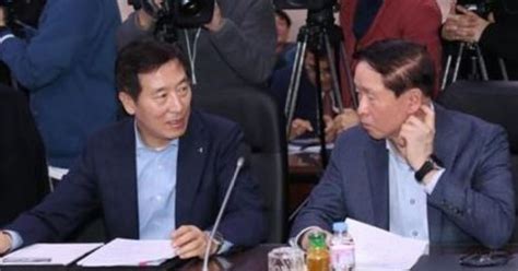 아들에 대한 임원면접에 사장이 직접 들어가서 채용했다 한창수 사장 아들 아시아나항공 입사 특혜 논란 활활