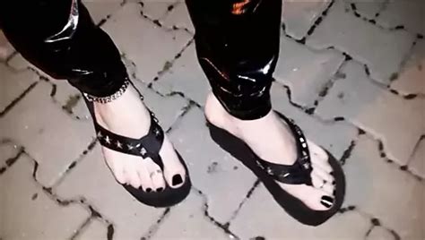 Transvestiert Mit Sexy Füßen Schwanz Blankziehen Xhamster