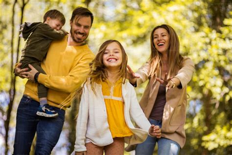 자연은 그들이 가장 좋아하는 여름 수다방입니다 부모는 밖에서 자녀와 시간을 보냅니다 초점은 전경에 있습니다 사진 Unsplash의 미소 이미지