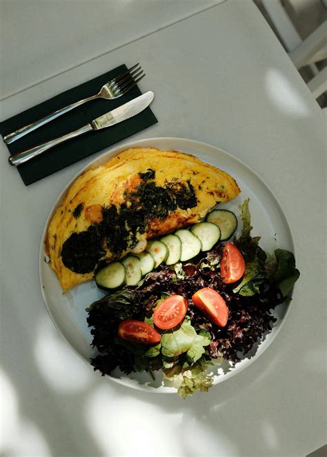 Hollandaise 소스 갈라지다 감자 건강한 녹색 다채로운 데워진 달걀 맛 먹음직스러운 무 미식가 브런치 상추 샐러드 시금치 식사 식사 준비