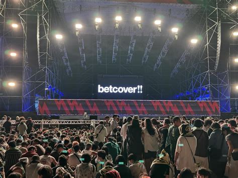 草東表演很好看，但「跟風粉」一直在 Betcover 演的時候聊天。好生氣、好丟臉。我同時是這兩團的粉絲覺得很不齒這群🐒。 我前面的感覺是