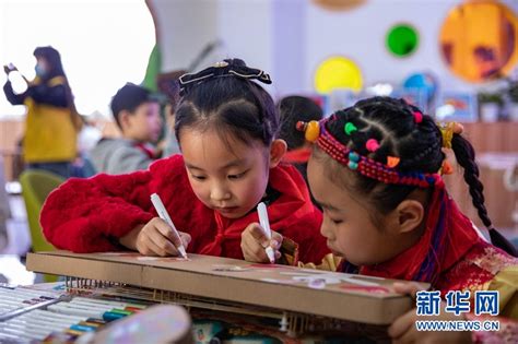 我们的家园｜金牛区西北街社区：小朋友体验多民族文化 新华网