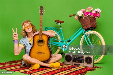 긍정적 인 히피 남자의 전체 길이 사진 앉아있는 격자 무늬 담요 쇼 녹색 배경에 고립 된 V 기호 공연자에 대한 스톡 사진 및 기타 이미지 Istock