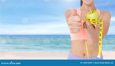 Messendes Gewicht Der Frau Mit Messendem Band Auf Taille Und Halten Apfel Auf Sommerstrand