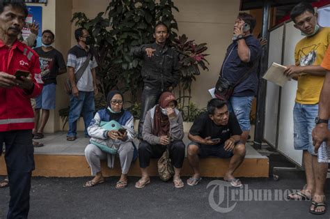 Keluarga Menunggu Identifikasi Korban Tragedi Kanjuruhan Foto 3