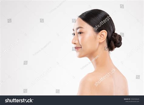 白い背景に美しいアジアの女性の美しい笑顔と新鮮な肌の美しさ、明るく感情的で明るく、白い背景に美しさと化粧品のコンセプト写真素材