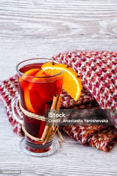 나무 배경에 향신료와 멀드 와인 뜨거운 크리스마스 음료 오렌지 슬라이스 계피 스틱 스웨터 크리스마스 아침 복사 공간 0명에 대한 스톡 사진 및 기타 이미지 Istock