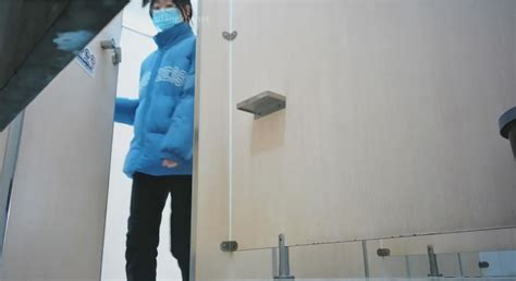 新流出厕拍大神潜入商场女厕 ️近景高清侧后拍美女尿尿牛仔裤靓妹屁股被经血染红了 國產原創區 草榴社區