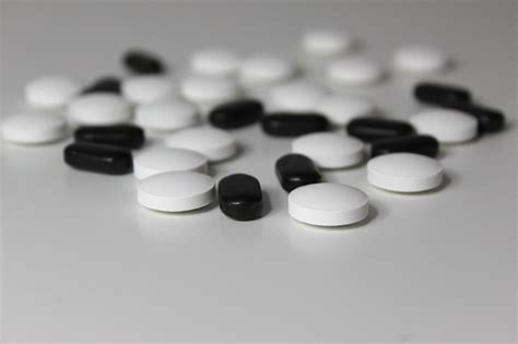 医療黒と白の丸薬白い背景にビタミンクローズアップ錠剤健康 アセチルサリチル酸のストックフォトや画像を多数ご用意 アセチルサリチル酸