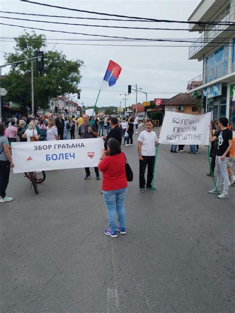 Мештани Винче Лештана Болеча и Ритопека на раскрсници 18 минута тишине за жртве маја 2023