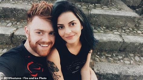 Мать показывает в необычных фотосессиях как кормит грудью 4 летнего сына