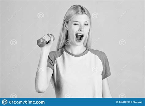 Concepto Sano De La Forma De Vida Ejercicio Rubio Adorable De La Mujer
