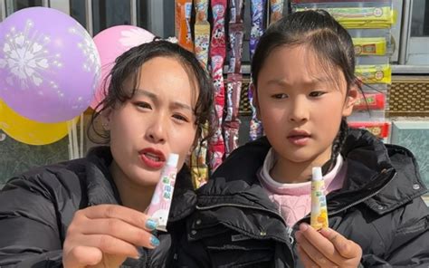 搞笑的大宝我们比比谁的起泡胶吹的最大 大宝与玩具 大宝与玩具 哔哩哔哩视频
