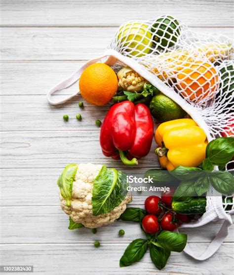 흰색 나무 배경에 에코 문자열 가방에 신선한 야채와 과일을 건강한 라이프 스타일 맨 위 보기입니다 폐기물이 없습니다 가방에 대한 스톡 사진 및 기타 이미지 Istock