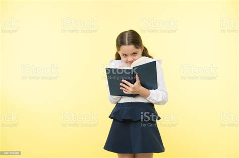온라인 교육 똑똑한 여학생 어린이 날 학교 유니폼을 입은 행복한 어린 소녀 어린 소녀 아이 개인 교육 학교로 돌아갑니다 어린